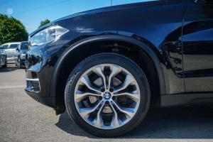 Black BMW X5 2013 in Kaunas, with an engine capacity of 2.99 L and mileage of 323 thousand km for 17750 €, photo 7 on AUTOMOTO.COM.LV