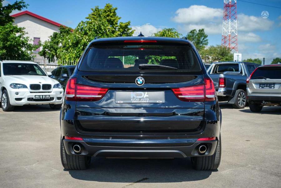 Black BMW X5 2013 in Kaunas, with an engine capacity of 2.99 L and mileage of 323 thousand km for 17750 €, photo 10 on AUTOMOTO.COM.LV