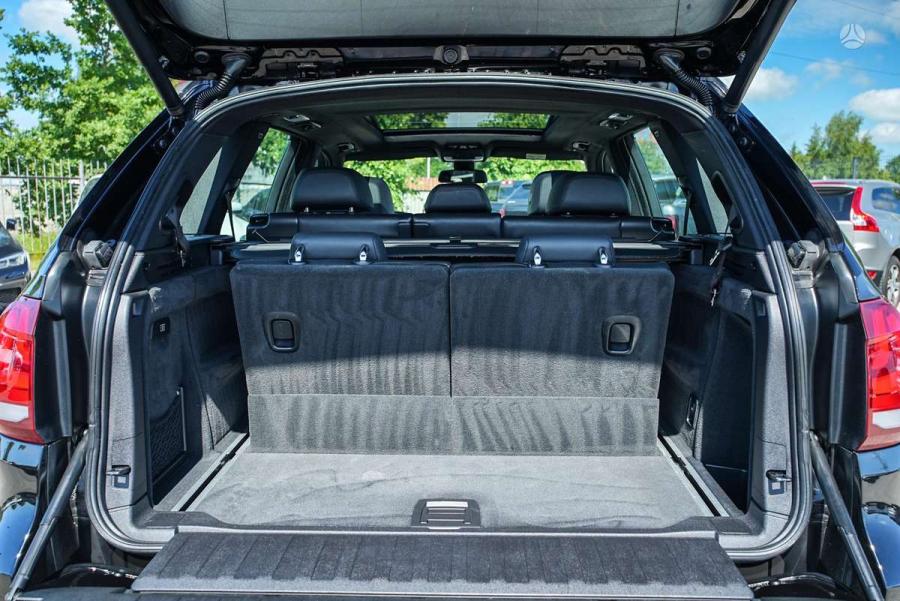 Black BMW X5 2013 in Kaunas, with an engine capacity of 2.99 L and mileage of 323 thousand km for 17750 €, photo 14 on AUTOMOTO.COM.LV