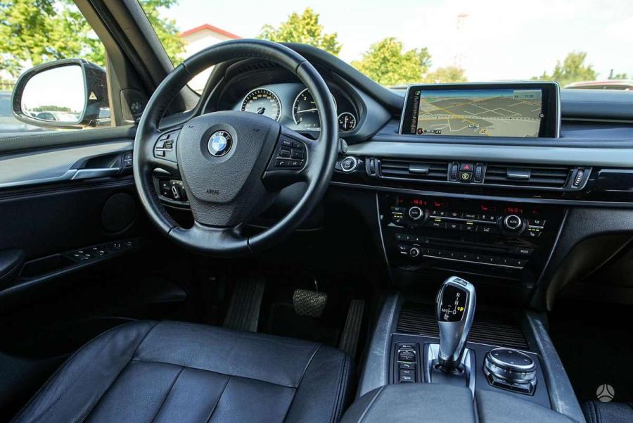Black BMW X5 2013 in Kaunas, with an engine capacity of 2.99 L and mileage of 323 thousand km for 17750 €, photo 17 on AUTOMOTO.COM.LV