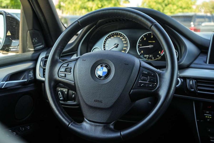 Black BMW X5 2013 in Kaunas, with an engine capacity of 2.99 L and mileage of 323 thousand km for 17750 €, photo 18 on AUTOMOTO.COM.LV