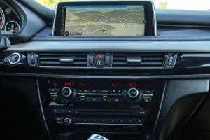 Black BMW X5 2013 in Kaunas, with an engine capacity of 2.99 L and mileage of 323 thousand km for 17750 €, photo 19 on AUTOMOTO.COM.LV