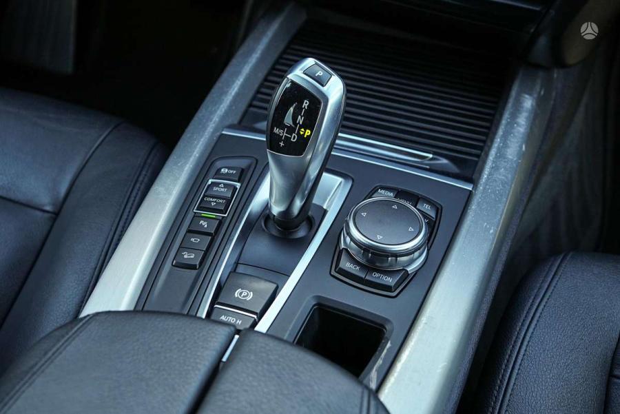 Black BMW X5 2013 in Kaunas, with an engine capacity of 2.99 L and mileage of 323 thousand km for 17750 €, photo 21 on AUTOMOTO.COM.LV