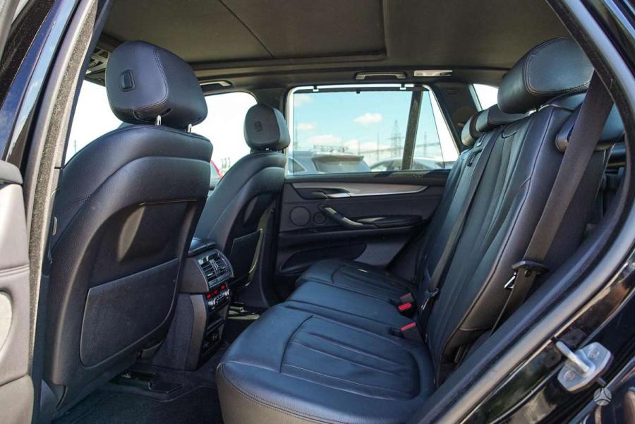 Black BMW X5 2013 in Kaunas, with an engine capacity of 2.99 L and mileage of 323 thousand km for 17750 €, photo 33 on AUTOMOTO.COM.LV