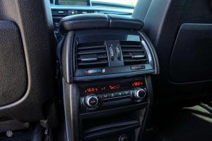 Black BMW X5 2013 in Kaunas, with an engine capacity of 2.99 L and mileage of 323 thousand km for 17750 €, photo 34 on AUTOMOTO.COM.LV