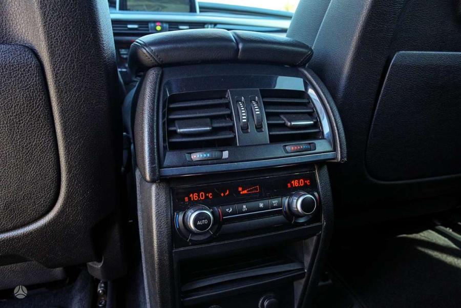Black BMW X5 2013 in Kaunas, with an engine capacity of 2.99 L and mileage of 323 thousand km for 17750 €, photo 34 on AUTOMOTO.COM.LV
