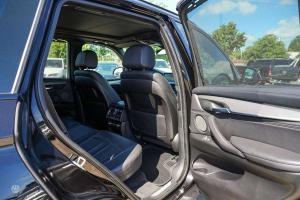 Black BMW X5 2013 in Kaunas, with an engine capacity of 2.99 L and mileage of 323 thousand km for 17750 €, photo 35 on AUTOMOTO.COM.LV