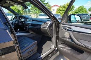 Black BMW X5 2013 in Kaunas, with an engine capacity of 2.99 L and mileage of 323 thousand km for 17750 €, photo 37 on AUTOMOTO.COM.LV