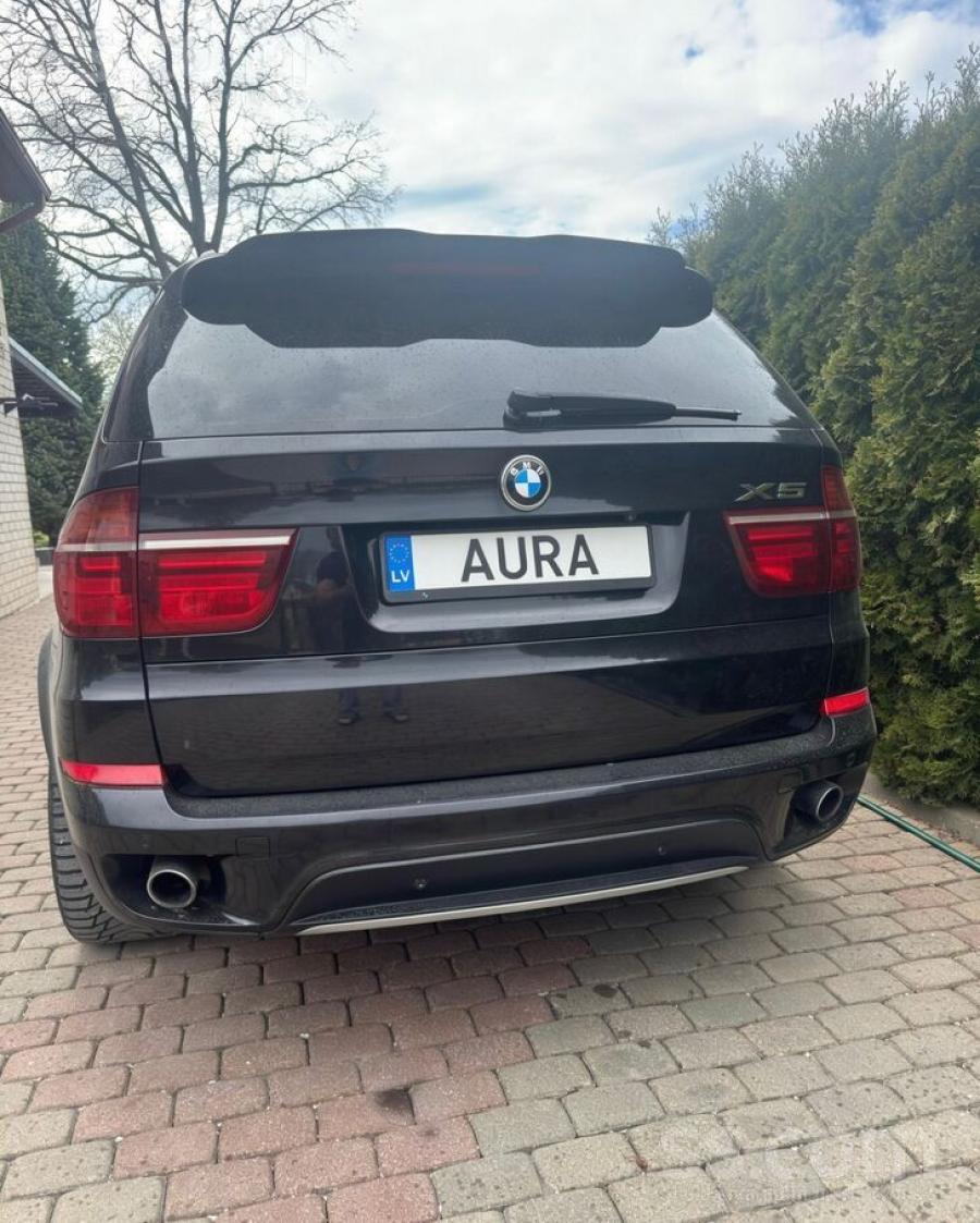Black BMW X5 2013 in Dobele, with an engine capacity of 3.00 L and mileage of 224 thousand km for 10500 €, photo 3 on AUTOMOTO.COM.LV