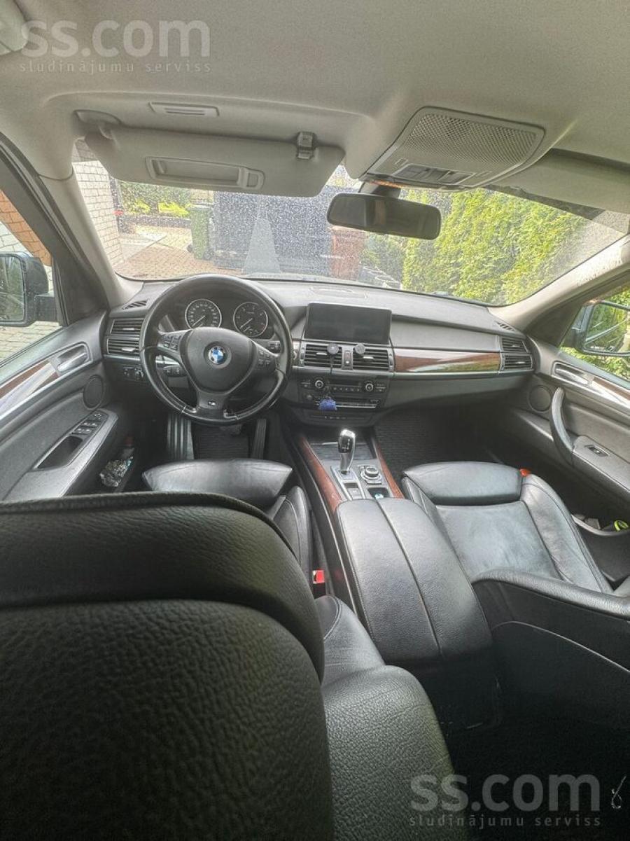 Black BMW X5 2013 in Dobele, with an engine capacity of 3.00 L and mileage of 224 thousand km for 10500 €, photo 4 on AUTOMOTO.COM.LV