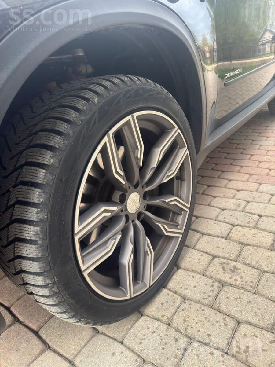 Black BMW X5 2013 in Dobele, with an engine capacity of 3.00 L and mileage of 224 thousand km for 10500 €, photo 5 on AUTOMOTO.COM.LV