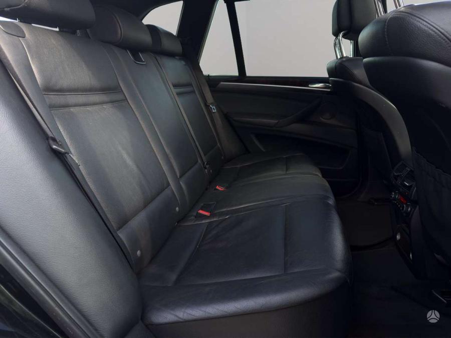 Black BMW X5 2013 in Kaunas, with an engine capacity of 3.00 L and mileage of 222 thousand km for 11999 €, photo 12 on AUTOMOTO.COM.LV