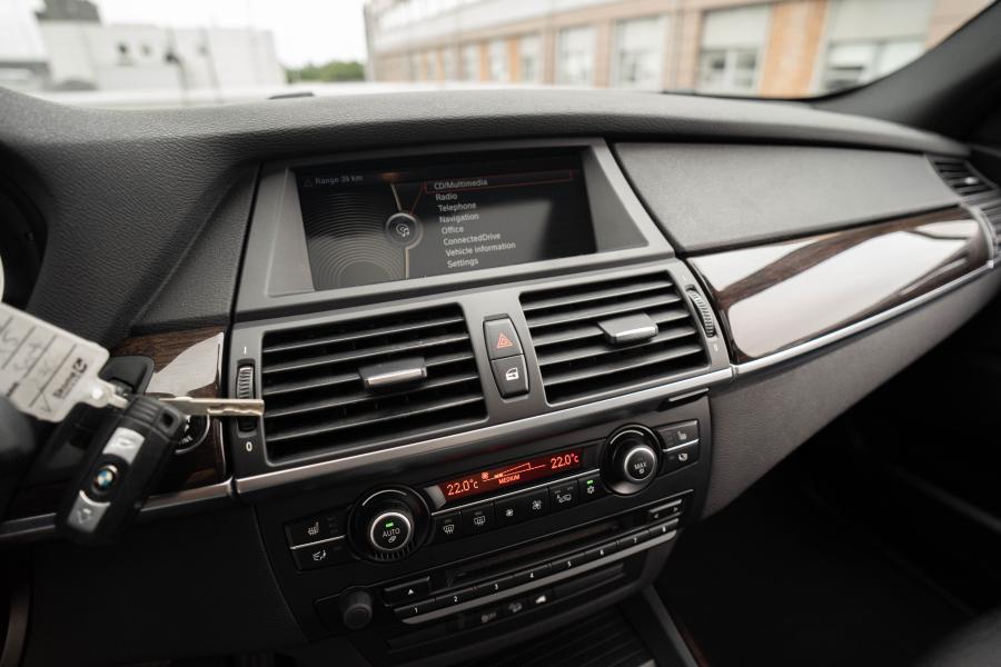Melns BMW X5 2013 Rīga, ar dzinēja tilpumu 3.00 L un nobraukumu 276 tūkst. km par 12990 €, foto 18 vietnē AUTOMOTO.COM.LV