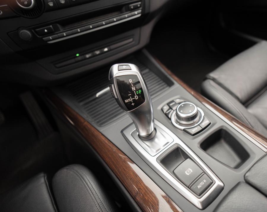 Melns BMW X5 2013 Rīga, ar dzinēja tilpumu 3.00 L un nobraukumu 276 tūkst. km par 12990 €, foto 22 vietnē AUTOMOTO.COM.LV