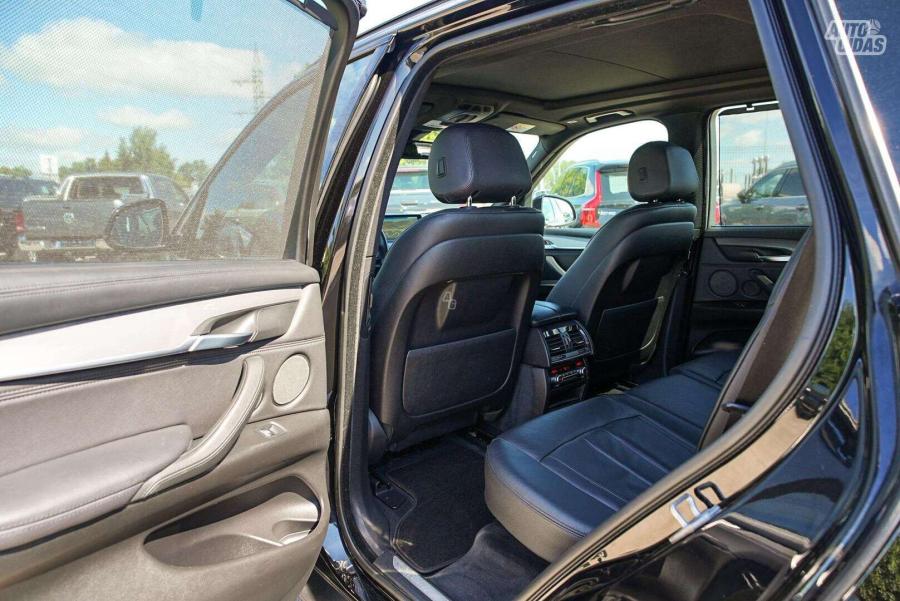 Black BMW X5 2013 in Kaunas, with an engine capacity of 3.00 L and mileage of 323 thousand km for 17450 €, photo 32 on AUTOMOTO.COM.LV