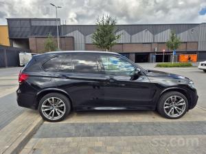 Black BMW X5 2013 in Riga, with an engine capacity of 3.00 L and mileage of 236 thousand km for 23000 €, photo 4 on AUTOMOTO.COM.LV