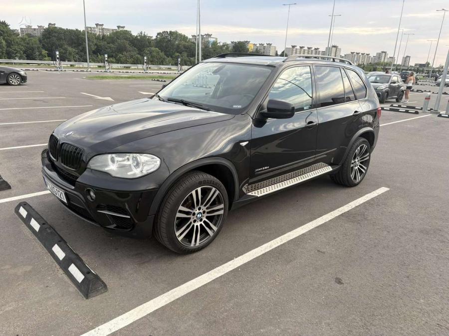 Black BMW X5 2013 in Kaunas, with an engine capacity of 2.99 L and mileage of 170 thousand km for 14990 €, photo 1 on AUTOMOTO.COM.LV