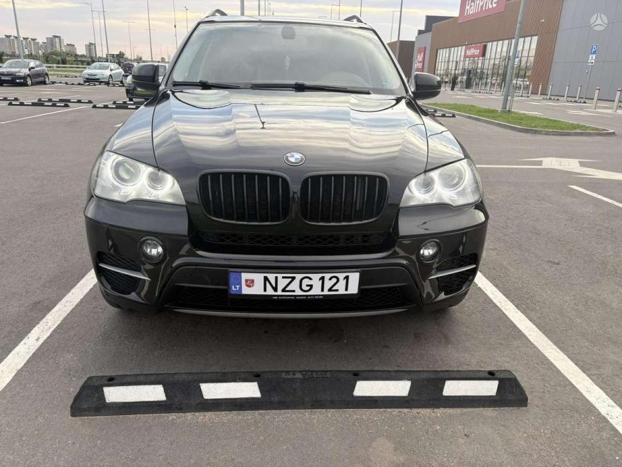 Black BMW X5 2013 in Kaunas, with an engine capacity of 2.99 L and mileage of 170 thousand km for 14990 €, photo 3 on AUTOMOTO.COM.LV