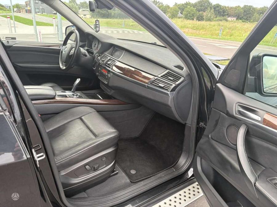 Black BMW X5 2013 in Kaunas, with an engine capacity of 2.99 L and mileage of 170 thousand km for 14990 €, photo 12 on AUTOMOTO.COM.LV