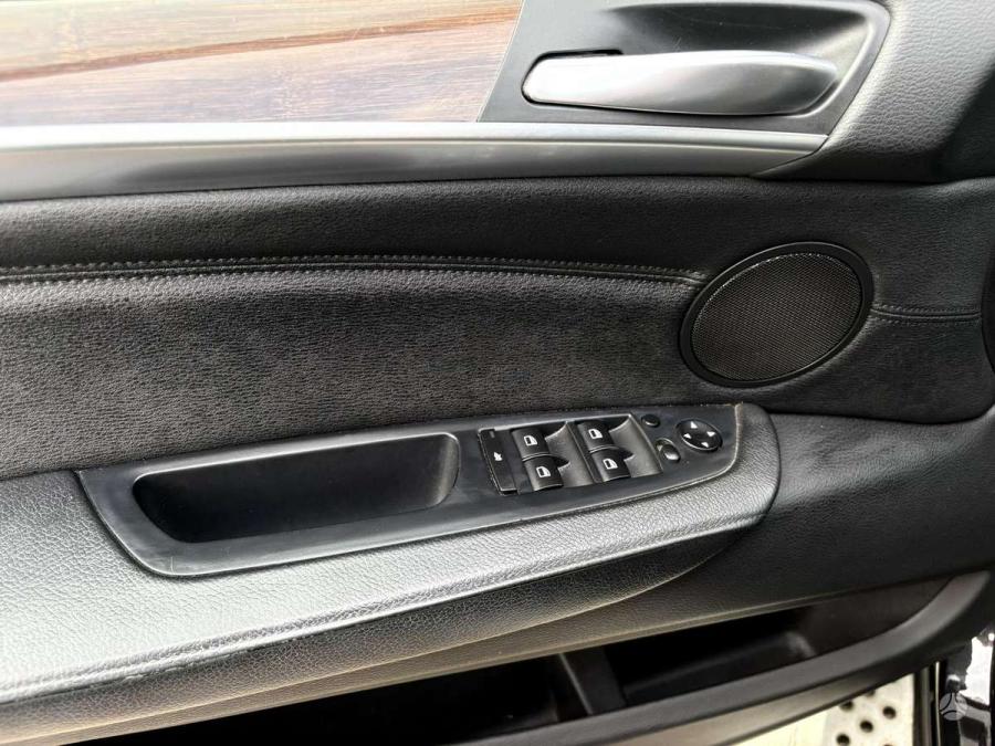 Black BMW X5 2013 in Kaunas, with an engine capacity of 2.99 L and mileage of 170 thousand km for 14990 €, photo 14 on AUTOMOTO.COM.LV