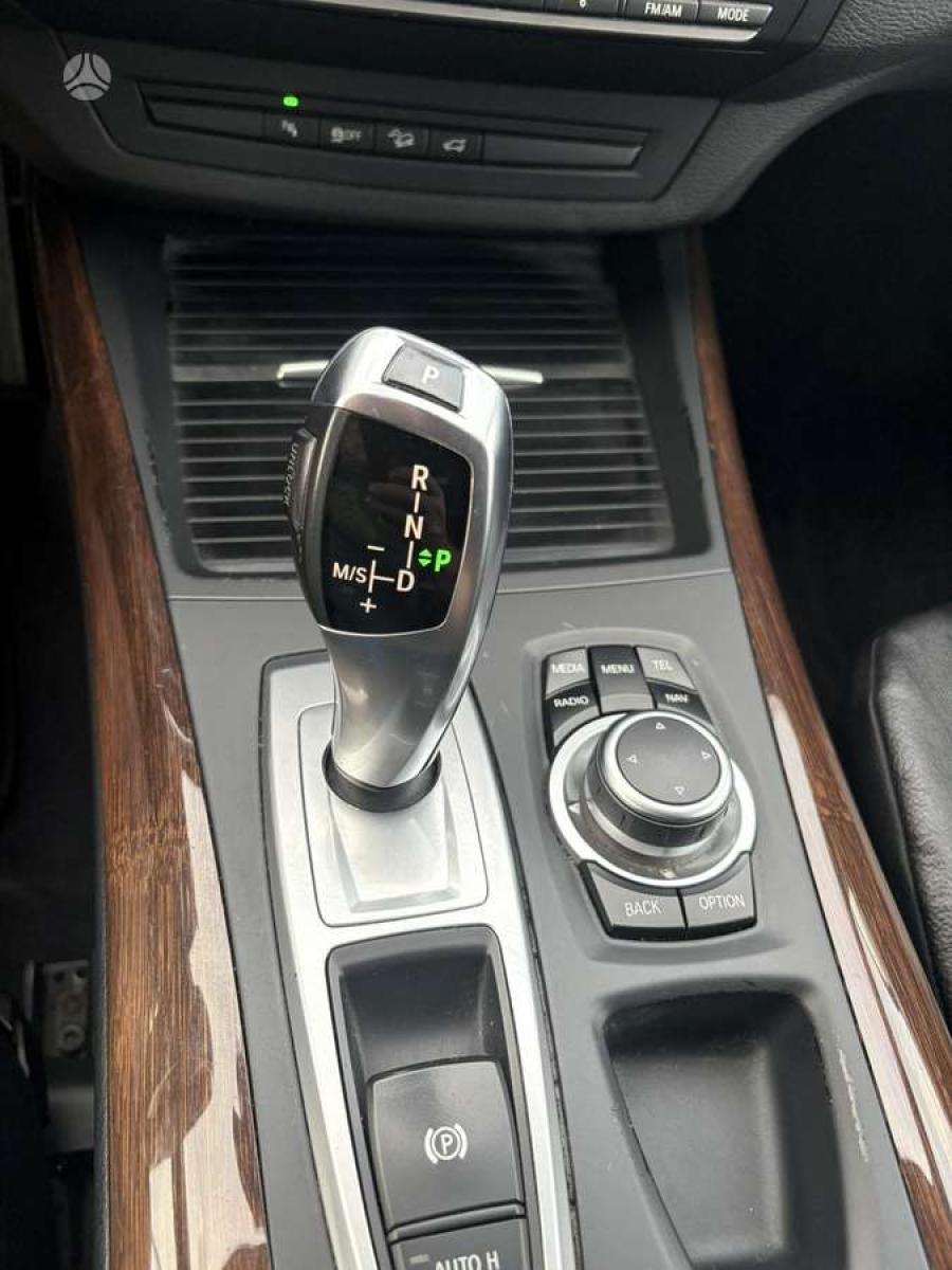 Black BMW X5 2013 in Kaunas, with an engine capacity of 2.99 L and mileage of 170 thousand km for 14990 €, photo 15 on AUTOMOTO.COM.LV