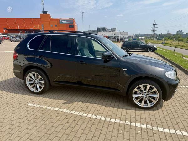 Black BMW X5 2013 in Vilnius, with an engine capacity of 2.99 L and mileage of 349 thousand km for 10999 €, photo 4 on AUTOMOTO.COM.LV