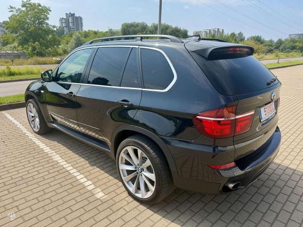 Black BMW X5 2013 in Vilnius, with an engine capacity of 2.99 L and mileage of 349 thousand km for 10999 €, photo 6 on AUTOMOTO.COM.LV