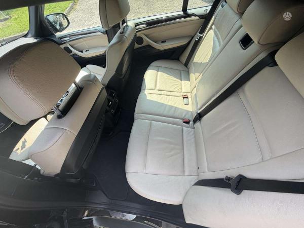 Black BMW X5 2013 in Vilnius, with an engine capacity of 2.99 L and mileage of 349 thousand km for 10999 €, photo 8 on AUTOMOTO.COM.LV