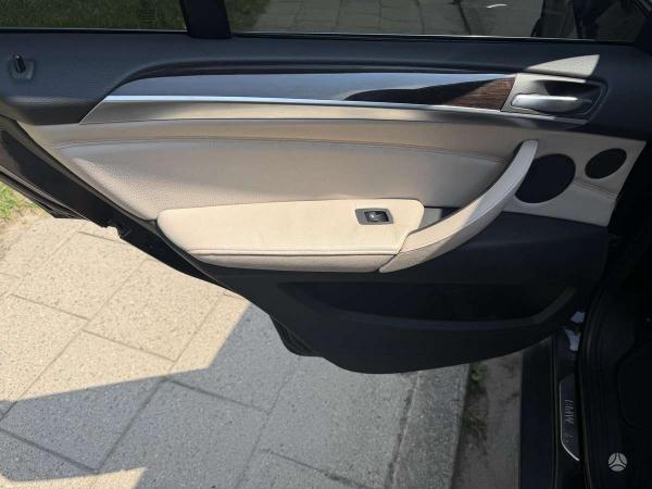 Black BMW X5 2013 in Vilnius, with an engine capacity of 2.99 L and mileage of 349 thousand km for 10999 €, photo 9 on AUTOMOTO.COM.LV