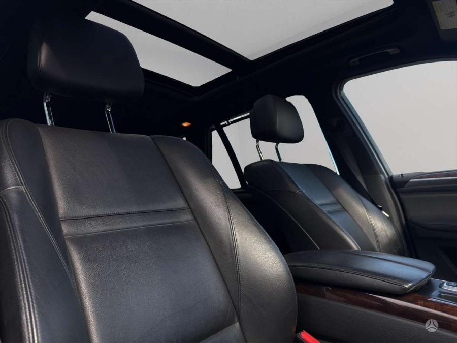 Black BMW X5 2013 in Kaunas, with an engine capacity of 3.00 L and mileage of 222 thousand km for 11999 €, photo 11 on AUTOMOTO.COM.LV