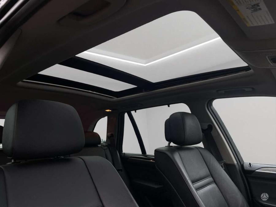 Black BMW X5 2013 in Vilnius, with an engine capacity of 3.00 L and mileage of 249 thousand km for 11999 €, photo 9 on AUTOMOTO.COM.LV