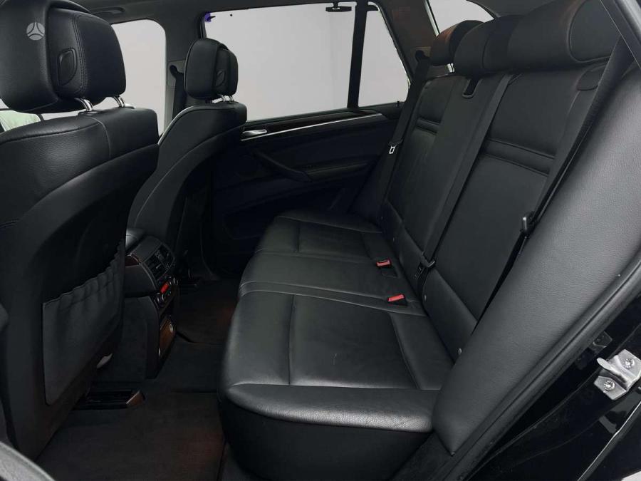 Black BMW X5 2013 in Vilnius, with an engine capacity of 3.00 L and mileage of 249 thousand km for 11999 €, photo 11 on AUTOMOTO.COM.LV