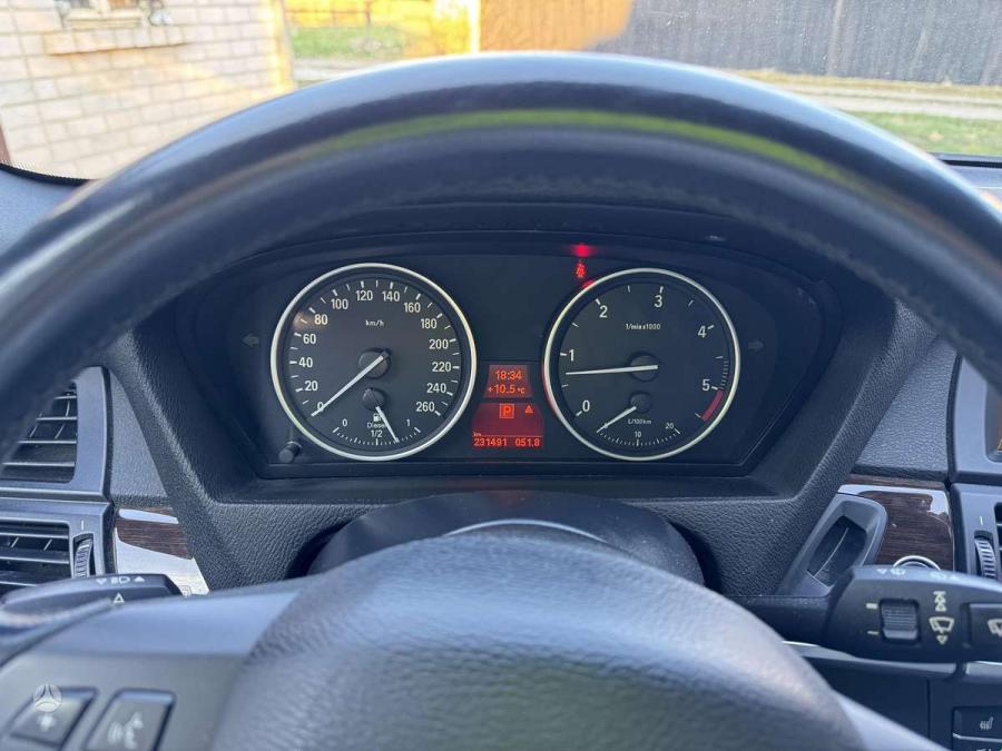 Black BMW X5 2013 in Raseiniai, with an engine capacity of 2.99 L and mileage of 232 thousand km for 14350 €, photo 3 on AUTOMOTO.COM.LV