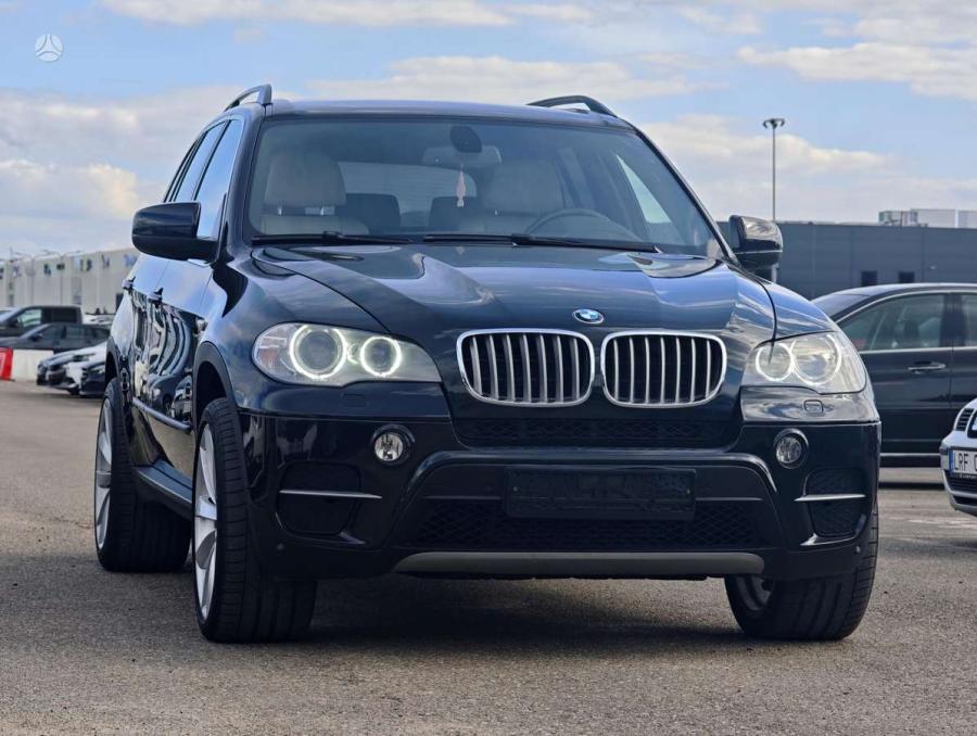 Black BMW X5 2013 in Vilnius, with an engine capacity of 2.99 L and mileage of 349 thousand km for 11500 €, photo 1 on AUTOMOTO.COM.LV