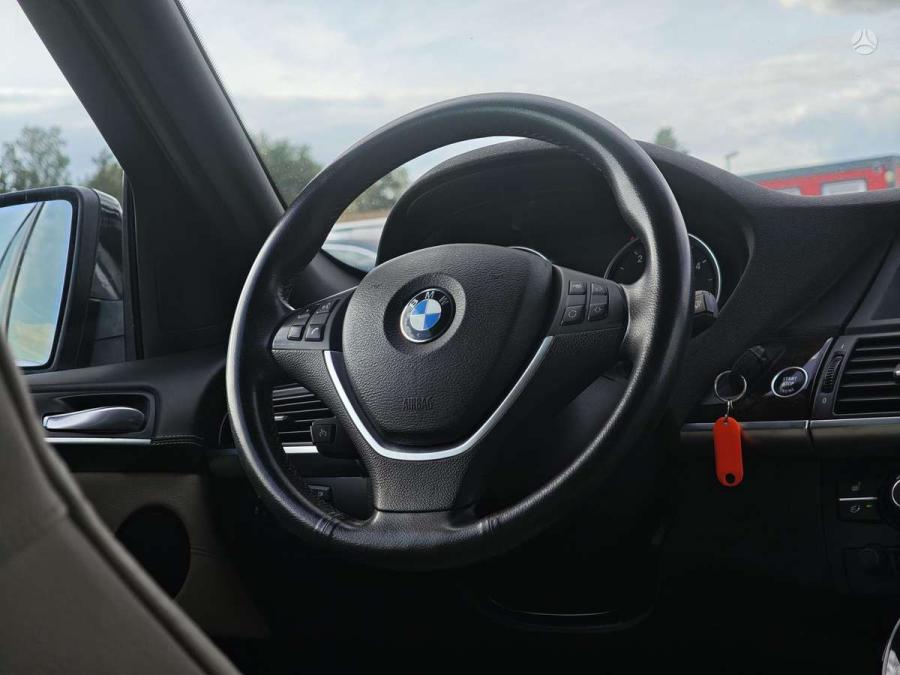 Black BMW X5 2013 in Vilnius, with an engine capacity of 2.99 L and mileage of 349 thousand km for 11500 €, photo 5 on AUTOMOTO.COM.LV