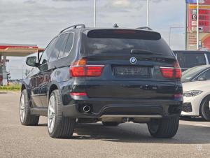 Black BMW X5 2013 in Vilnius, with an engine capacity of 2.99 L and mileage of 349 thousand km for 11500 €, photo 9 on AUTOMOTO.COM.LV