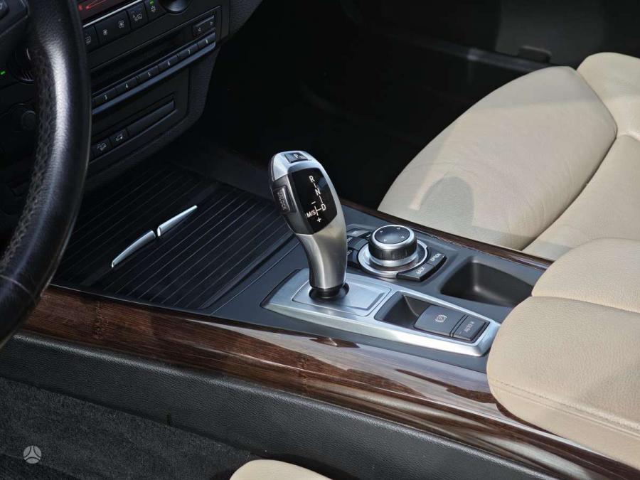 Black BMW X5 2013 in Vilnius, with an engine capacity of 2.99 L and mileage of 349 thousand km for 11500 €, photo 14 on AUTOMOTO.COM.LV