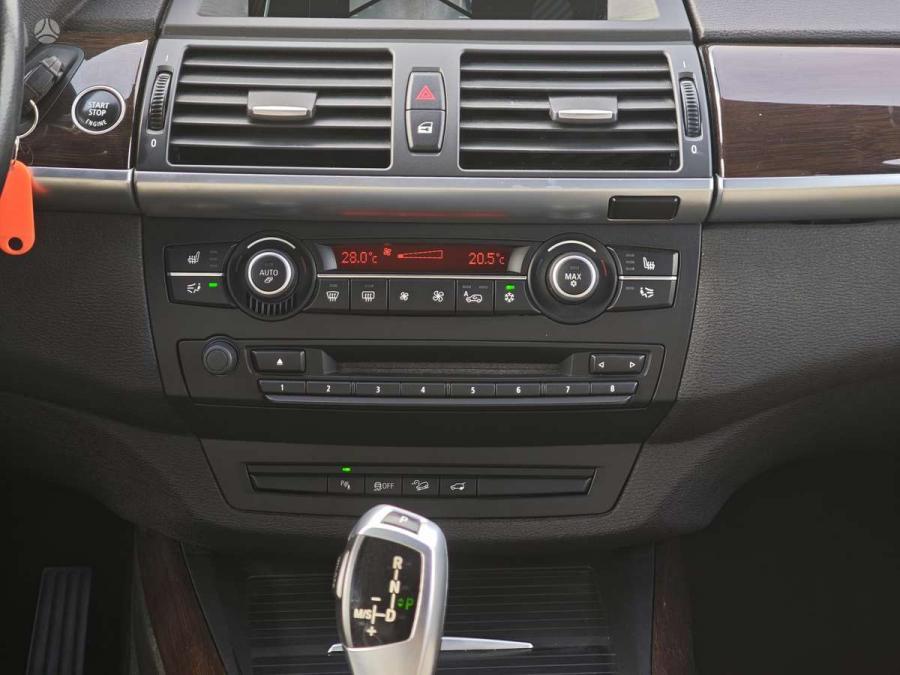 Black BMW X5 2013 in Vilnius, with an engine capacity of 2.99 L and mileage of 349 thousand km for 11500 €, photo 16 on AUTOMOTO.COM.LV