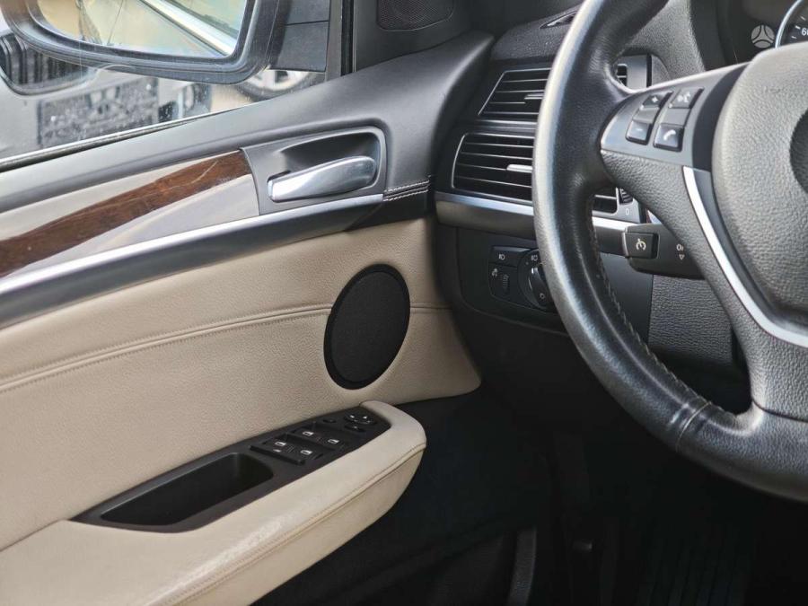 Black BMW X5 2013 in Vilnius, with an engine capacity of 2.99 L and mileage of 349 thousand km for 11500 €, photo 17 on AUTOMOTO.COM.LV