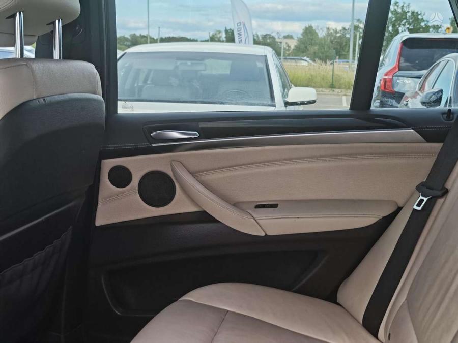 Black BMW X5 2013 in Vilnius, with an engine capacity of 2.99 L and mileage of 349 thousand km for 11500 €, photo 20 on AUTOMOTO.COM.LV