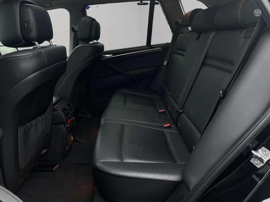 Black BMW X5 2013 in Vilnius, with an engine capacity of 3.00 L and mileage of 249 thousand km for 11999 €, photo 11 on AUTOMOTO.COM.LV