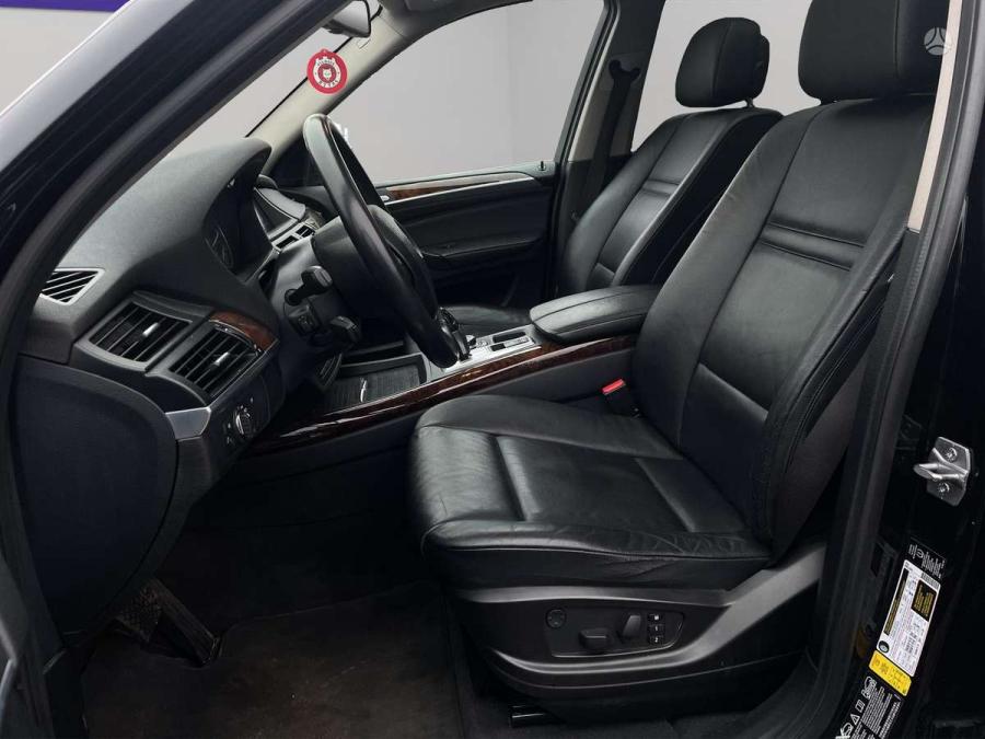 Black BMW X5 2013 in Vilnius, with an engine capacity of 3.00 L and mileage of 249 thousand km for 11999 €, photo 12 on AUTOMOTO.COM.LV