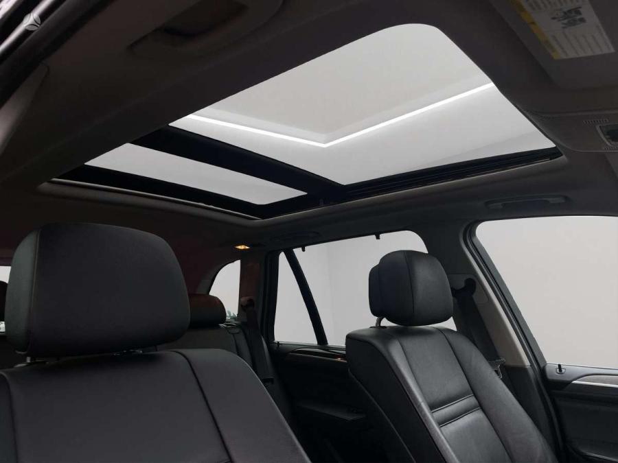 Black BMW X5 2013 in Vilnius, with an engine capacity of 3.00 L and mileage of 249 thousand km for 11999 €, photo 9 on AUTOMOTO.COM.LV