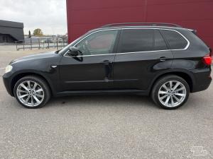 Black BMW X5 2013 in Kaunas, with an engine capacity of 3.00 L and mileage of 340 thousand km for 10900 €, photo 3 on AUTOMOTO.COM.LV