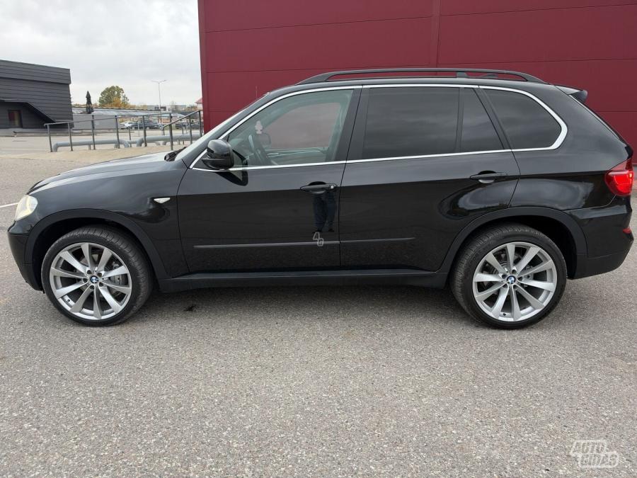 Black BMW X5 2013 in Kaunas, with an engine capacity of 3.00 L and mileage of 340 thousand km for 10900 €, photo 3 on AUTOMOTO.COM.LV