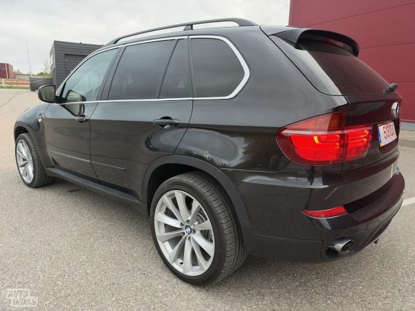 Black BMW X5 2013 in Kaunas, with an engine capacity of 3.00 L and mileage of 340 thousand km for 10900 €, photo 4 on AUTOMOTO.COM.LV