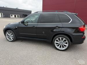Black BMW X5 2013 in Kaunas, with an engine capacity of 3.00 L and mileage of 340 thousand km for 10900 €, photo 18 on AUTOMOTO.COM.LV