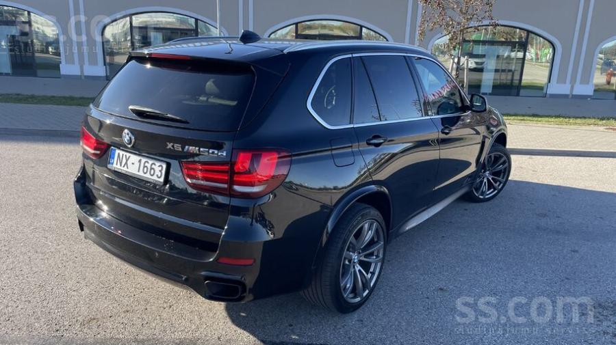 Black BMW X5 2014 in Riga, with an engine capacity of 3.00 L and mileage of 0 thousand km for 18590 €, photo 4 on AUTOMOTO.COM.LV