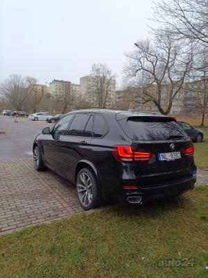 Black BMW X5 2014 in Liepaja, with an engine capacity of 3.00 L and mileage of 306 thousand km for 21500 €, photo 4 on AUTOMOTO.COM.LV