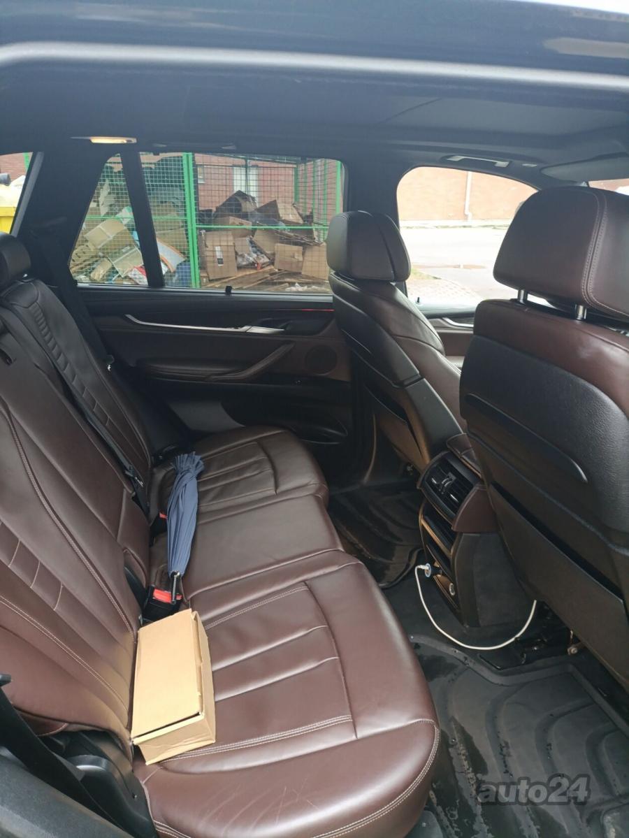 Black BMW X5 2014 in Liepaja, with an engine capacity of 3.00 L and mileage of 306 thousand km for 21500 €, photo 5 on AUTOMOTO.COM.LV